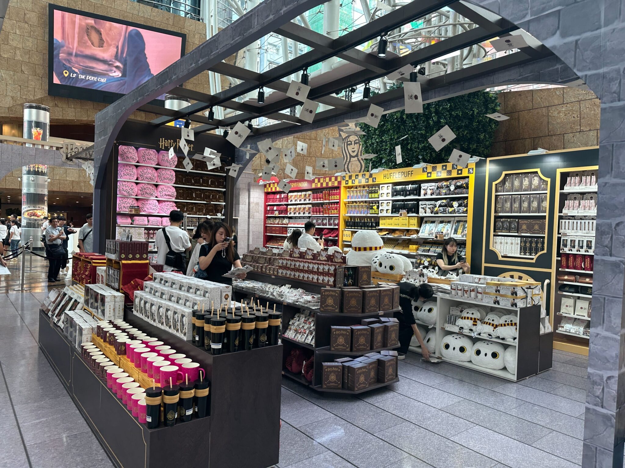 MINISO全球首間哈利波特快閃店登陸朗豪坊 限時派現金券！500多款產品、電影場景主題打卡位、魔法互動體驗 - Flyday.hk 全港最多 ...