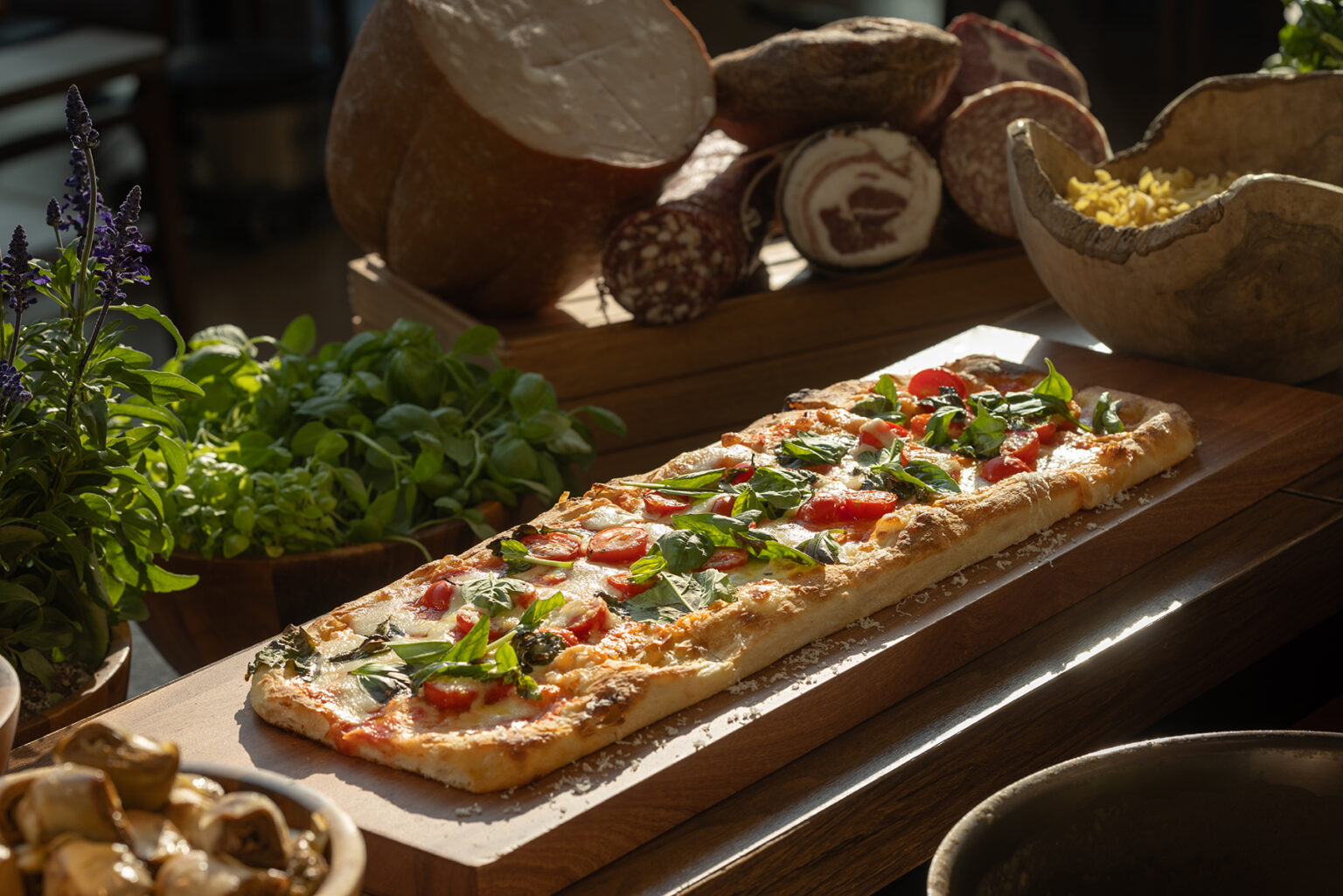 【麗晶酒店自助餐優惠】香港麗晶酒店港畔餐廳最新自助餐 意大利主題美食｜任食龍蝦、鱈場蟹腳 - Flyday.hk 麗晶酒店自助餐